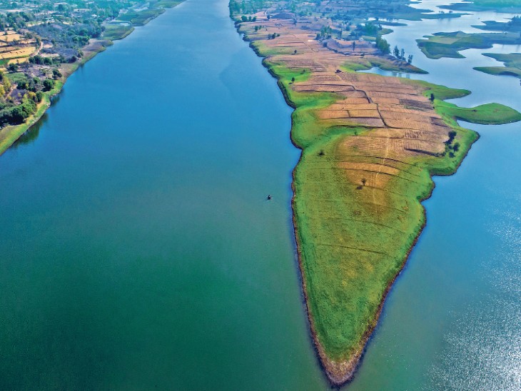 The picture of this amazing view, which was seen in the Anas river in ...