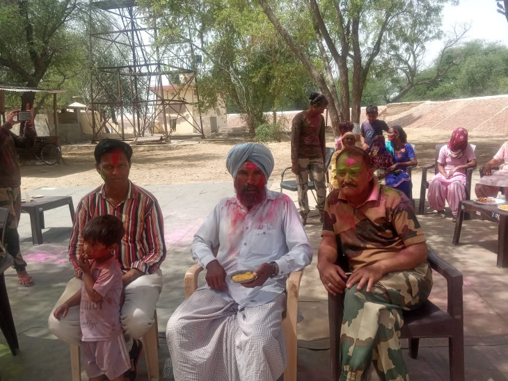 BSF jawans celebrates Holi with villagers, on India-Pakistan border ...