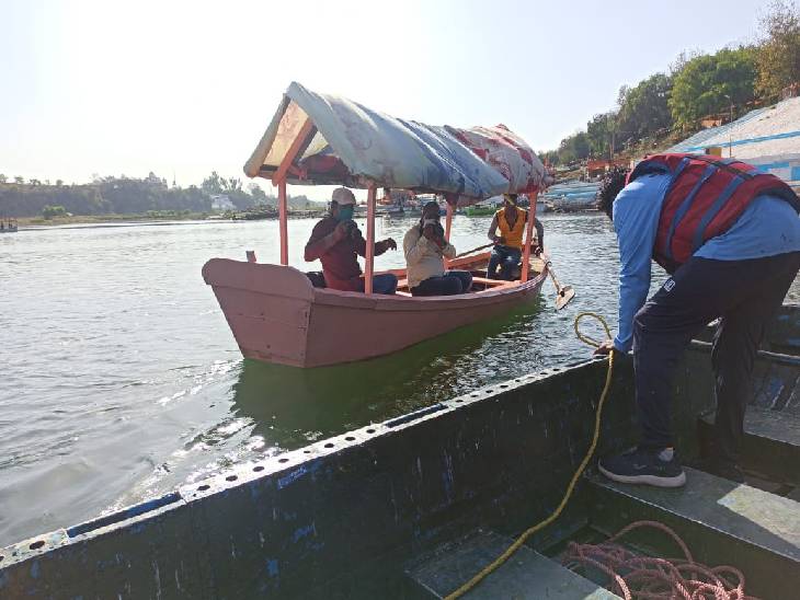Went with friend in Jilhari Ghat to bathe, one was saved by sailors ...