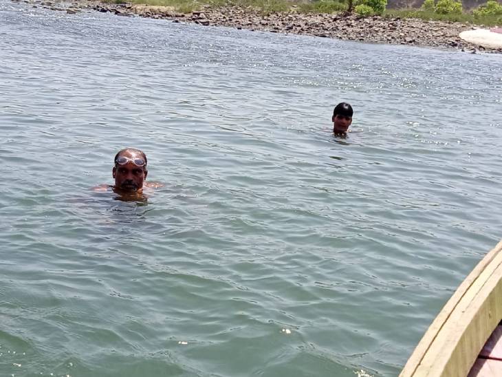 Went with friend in Jilhari Ghat to bathe, one was saved by sailors ...