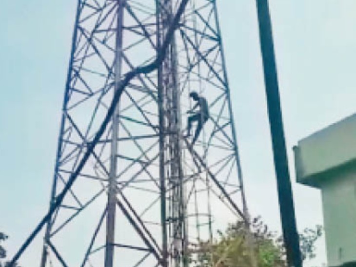 Youth climbing 50 feet high tower, drama lasted for 2 hours | युवक टावर ...