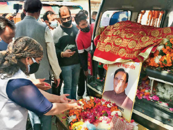 Last glimpse of Bragta's body, hundreds of people paid tribute to ...