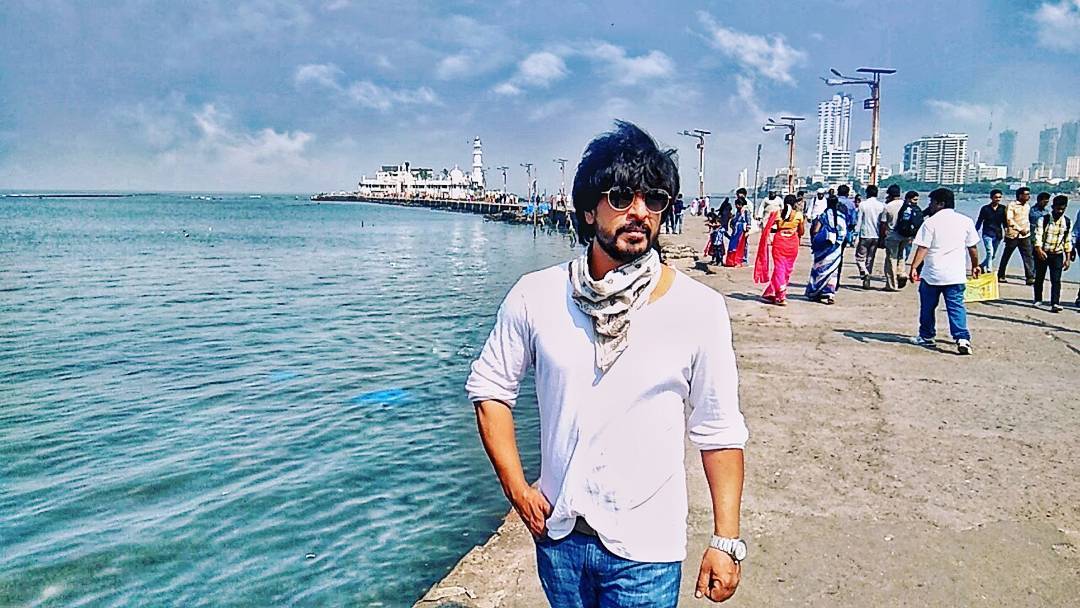 Shah Rukh Khan Duplicate Ibrahim Qadri; SRK Look Alike Qadri Spends 25 ...