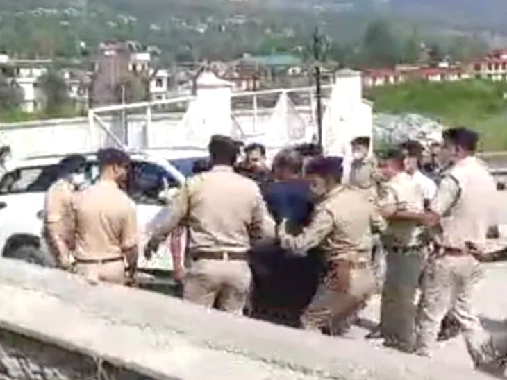 There was fierce fighting between the security officer of Chief ...