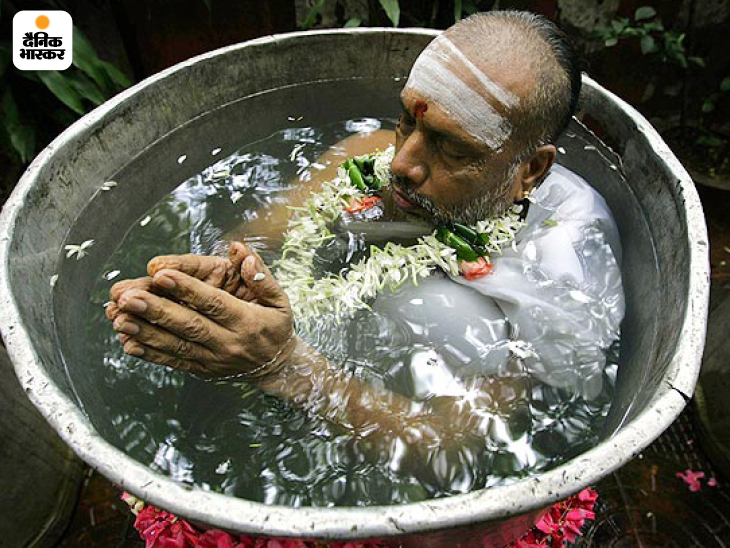 unmarried women plowing the field to the wedding of a frog-frog; Unique ...