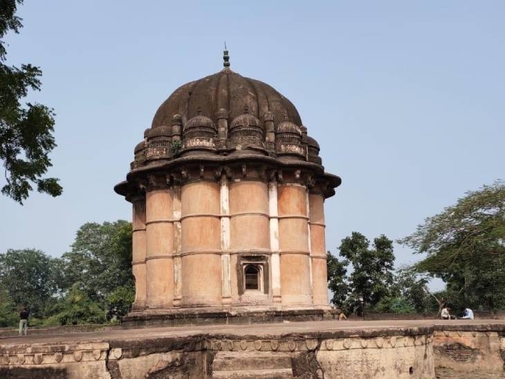 The door was closed in 1970, the tomb was built in 1632 AD, tourists ...
