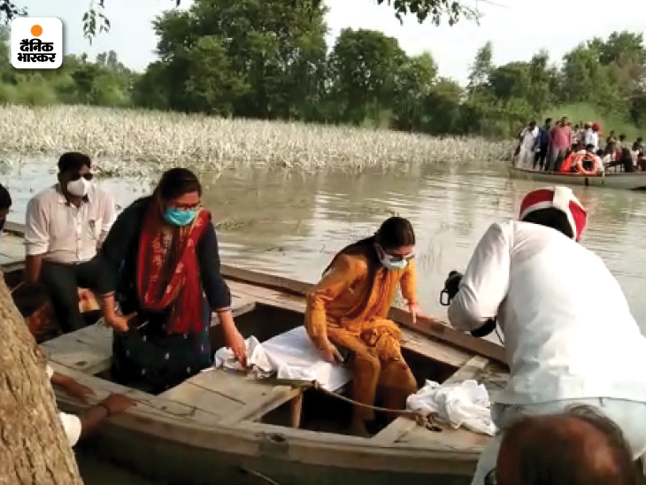 Badaun DM Deepa Ranjan inspected flood affected villages by boat and ...
