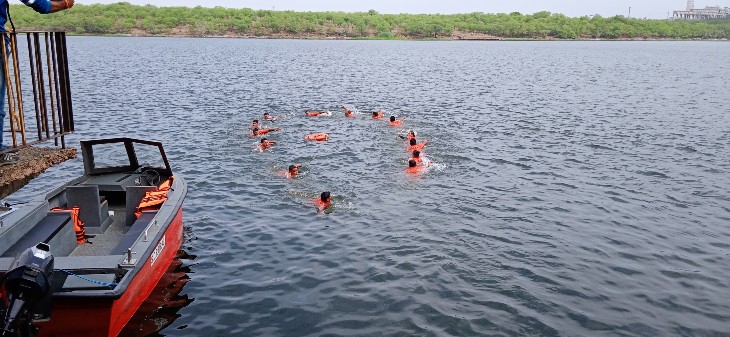 Boats ran on the waves of Chambal, SDRF rescued people drowning in the ...