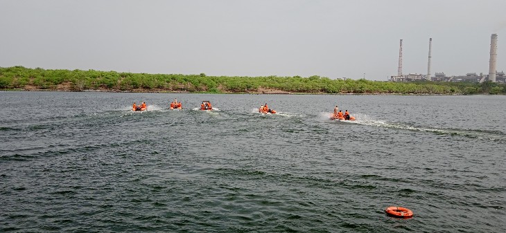 Boats ran on the waves of Chambal, SDRF rescued people drowning in the ...