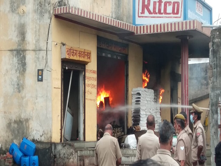A fire broke out in a transport agency's warehouse in Varanasi, 11 fire ...
