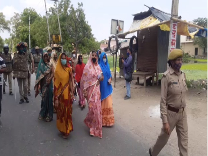 Police fired tear gas shells at BJP workers who were firing 200 meters ...