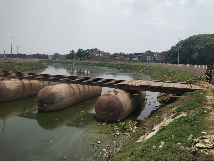 During the rainy season in Varanasi, a Pipa bridge is being built in ...