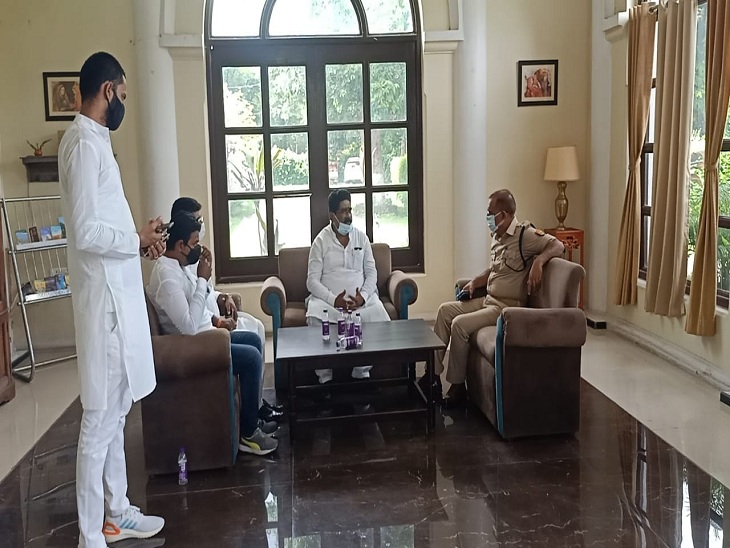 Police stopped the VIP leaders who came to Varanasi to celebrate the ...