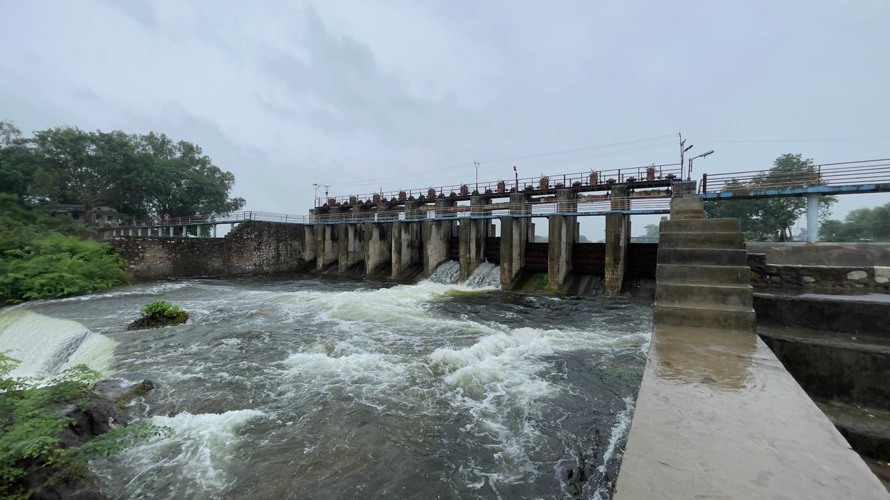 12 feet capacity dam covered 3 feet sheet, Mahi dam received 1.20 meter ...