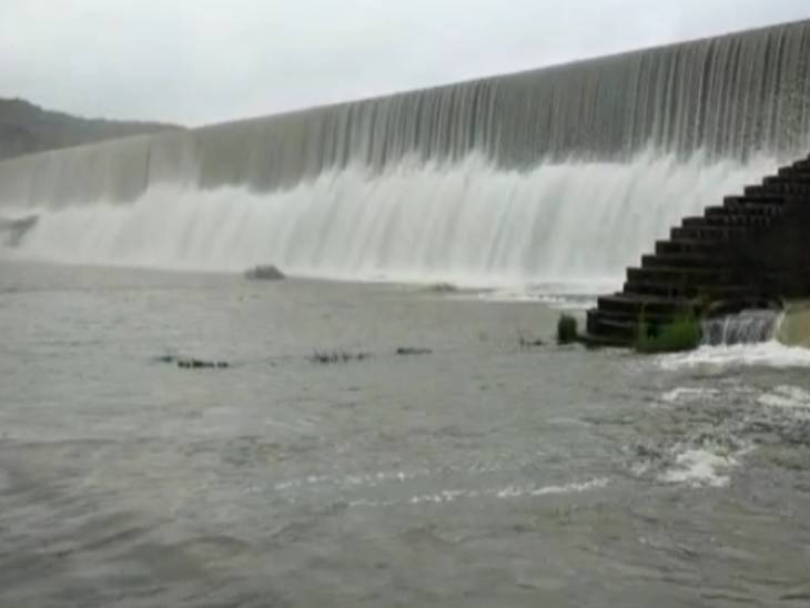 Water falling from the Latifshah dam overflowing, tourists arriving to ...