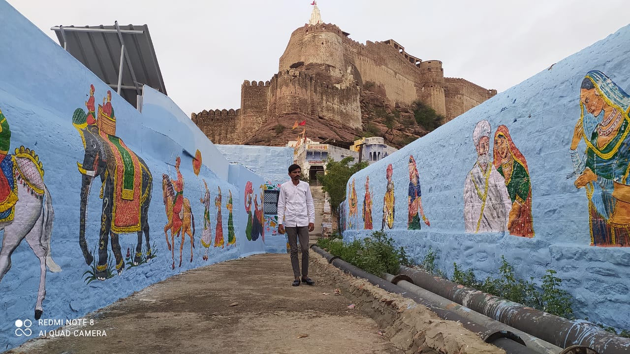 The beauty of the blue walls adorned on the Pachetia Hills in Jodhpur ...