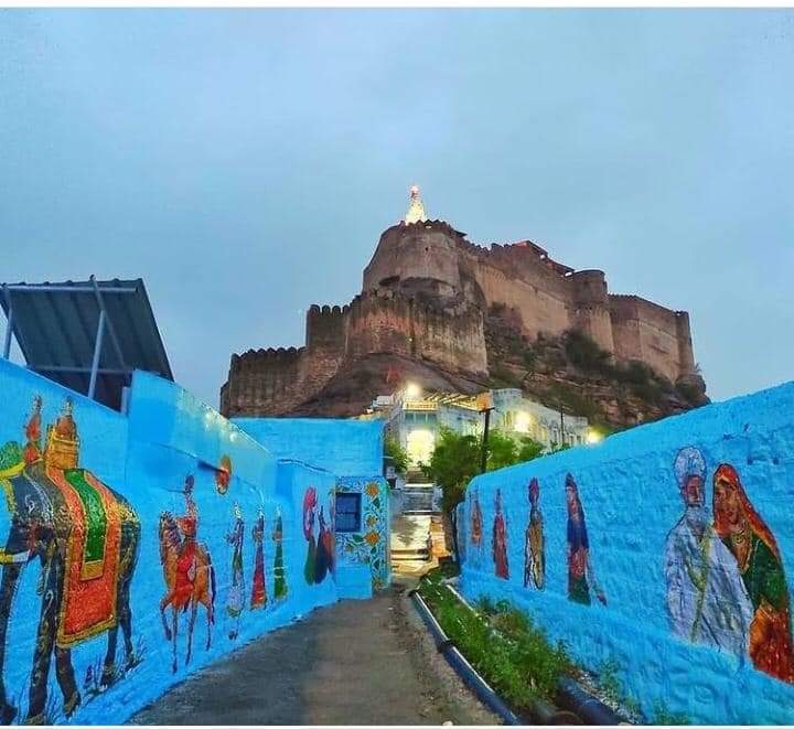 The beauty of the blue walls adorned on the Pachetia Hills in Jodhpur ...