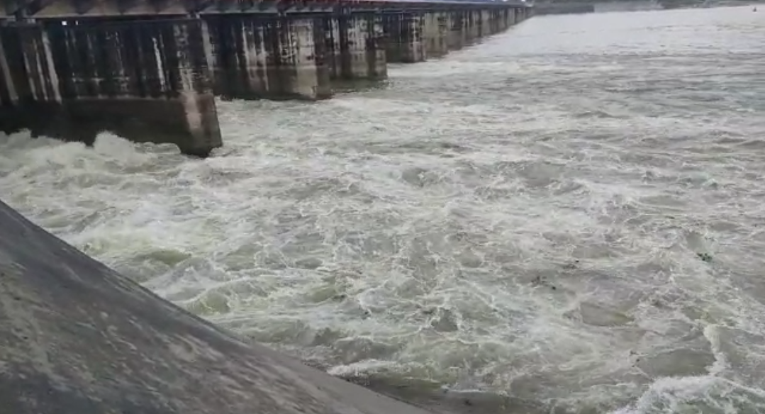Families migrated from 200 houses, Ganga and Pandu river in spate, 24 ...