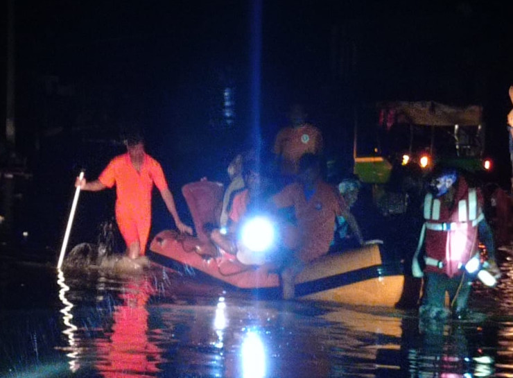 SDRF rescue operation Saved 156 people lives safely in heavy rain water ...