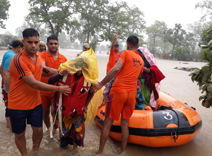 SDRF rescue operation Saved 156 people lives safely in heavy rain water ...