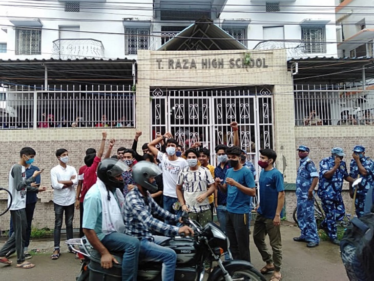 CBSE 10th students protest at T Raja High School in Patna alleging low ...