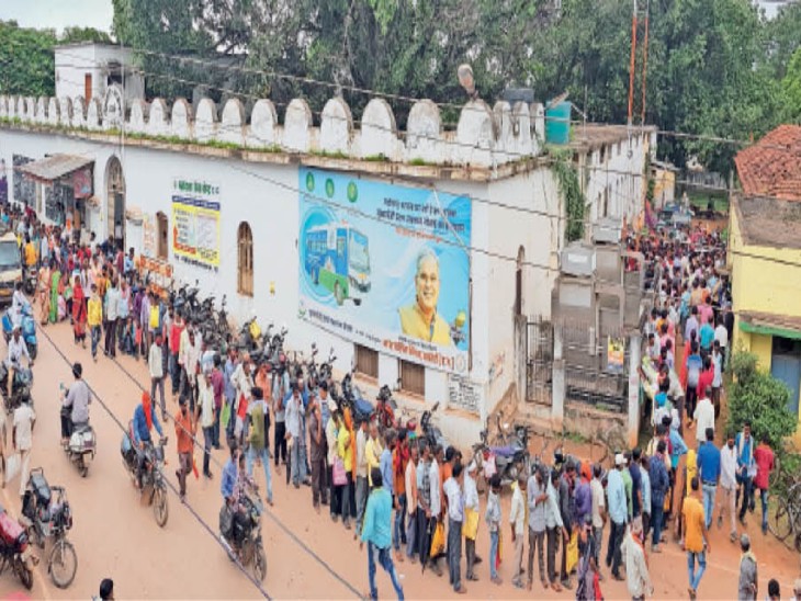 500 meters long queue to submit the application for the amount immersed ...