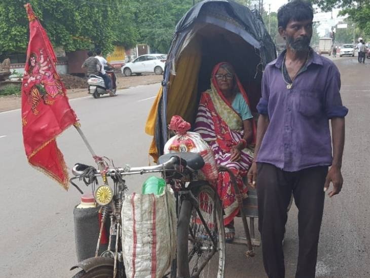 The 80-year-old mother is being taken by rickshaw to visit Teerth ...