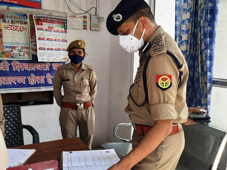 DIG, who reached Tanda police station in Rampur, asked the complainants ...