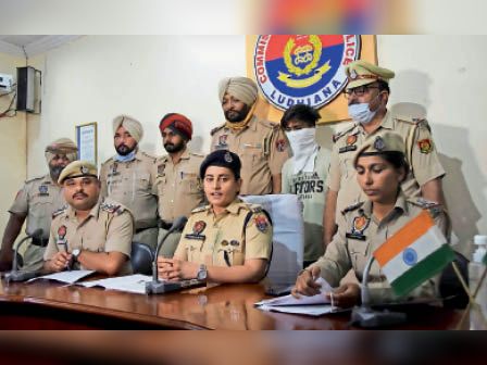 The smuggler is waiting for the courier by keeping 66 kg of Bhukki in ...