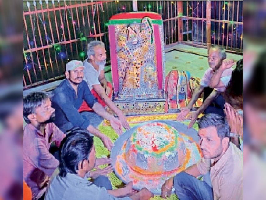 Offered 41 kg of Churma to wish for rain in Mandoli Nagar | सामाजिक ...