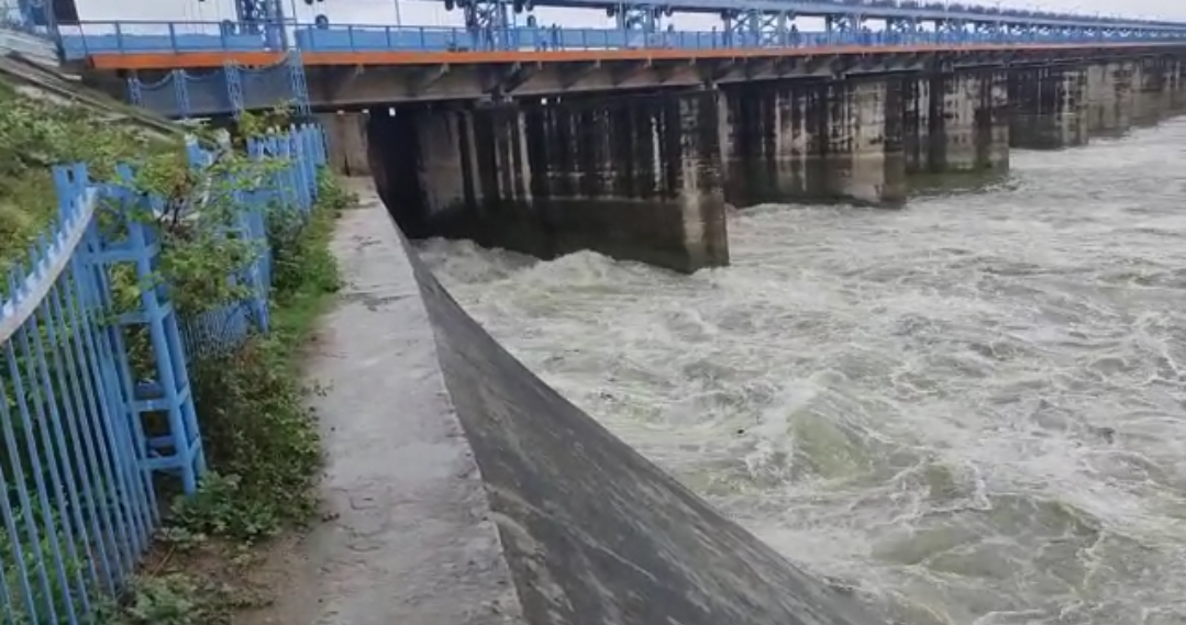 10 gates of Ganga barrage closed, water discharge from Narora and ...