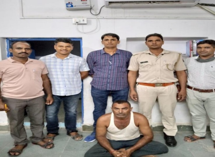 Local police reached the spot on asking for help, caught four and a ...