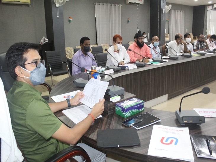 Azamgarh DM held district level review meeting | आजमगढ़ DM ने की जिला ...