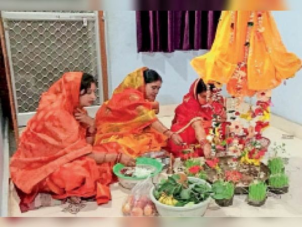 Nirjala fast kept throughout the day, worshiping Lord Shiva for 3 times ...