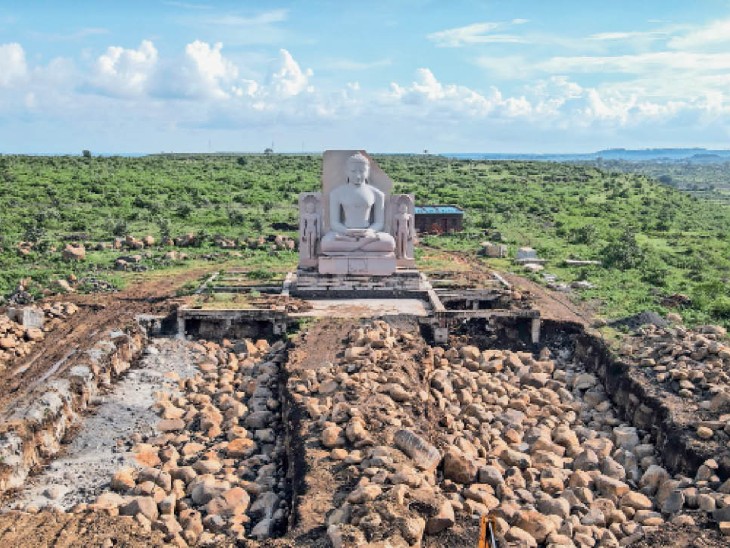 Padmasana statue of 6th Tirthankara Padmaprabhu 51 feet high in Tapovan ...