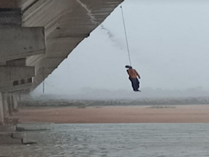 Youth commits suicide by hanging from the bridge in Rohtas