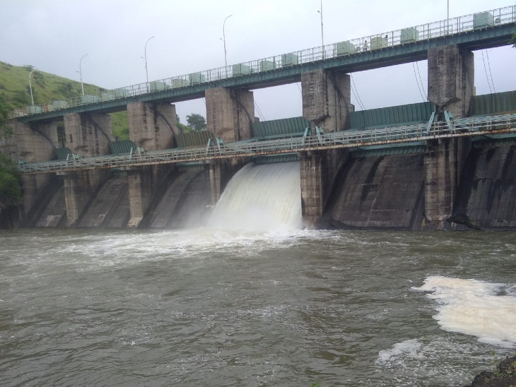 Due to heavy rains in Ratlam, rain water filled in Power House Road ...