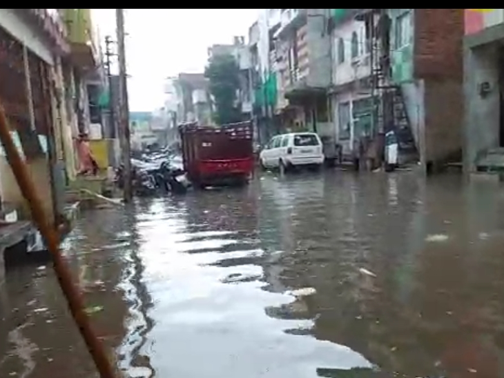 Due to heavy rains in Ratlam, rain water filled in Power House Road ...