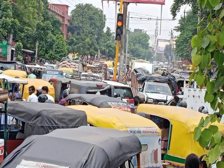 Bhikharipur, Kakarmatta, Sunderpur road in Varanasi, traffic police ...