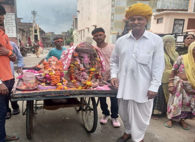 See the enthusiasm of Ganesh idol immersion in the photo in Pali