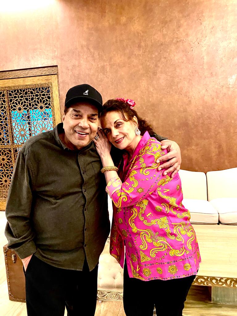 Veteran Actress Mumtaz Pays A Surprise Visit To Dharmendra At His Home
