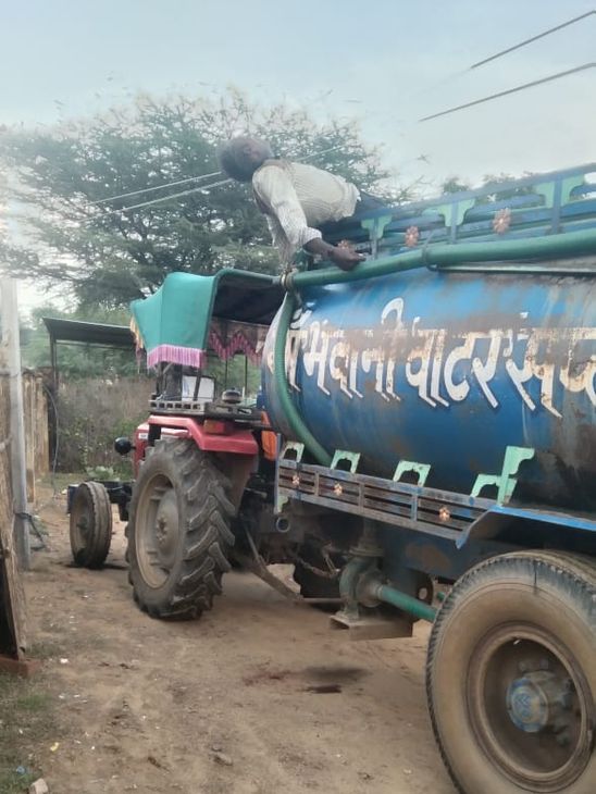 Angry villagers refused to lift the dead body, expressed their anger ...