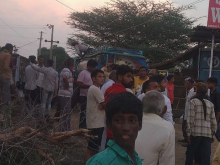 Angry villagers refused to lift the dead body, expressed their anger ...