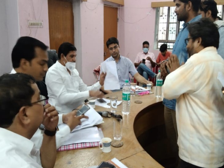 Forcibly cutting receipt at Nainiya post, villagers protested against ...