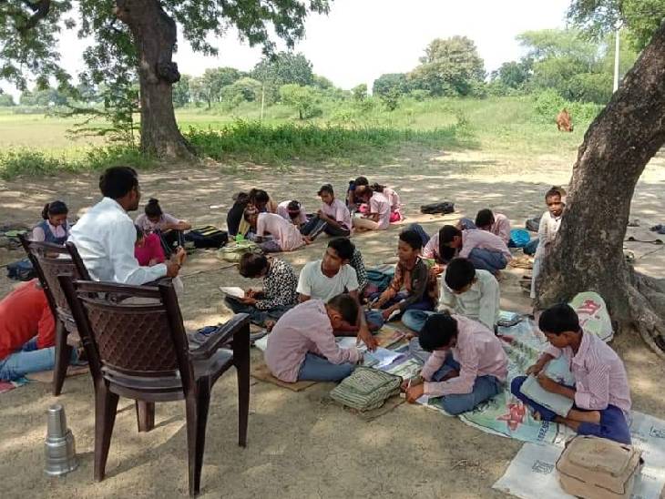 The children studying under the tree in Chhatarpur, who got it built ...