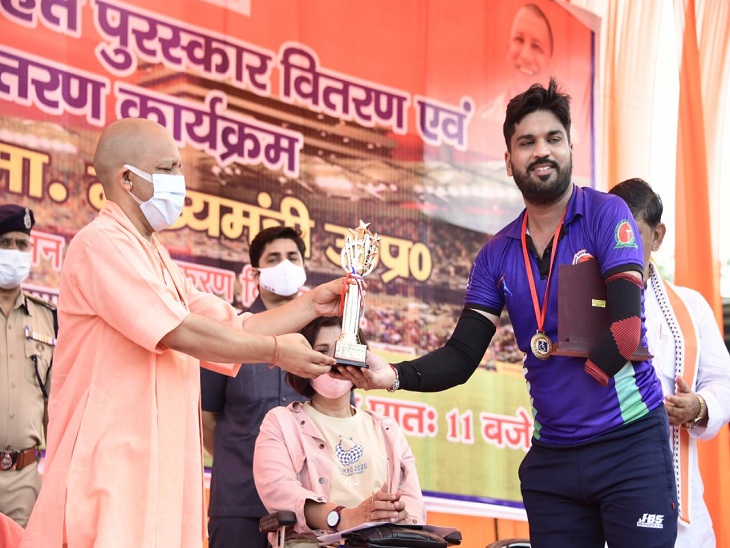 CM Yogi rewarded the players of T20 Divyang cricket tournament in ...