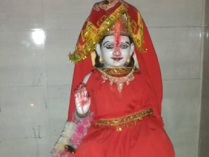 Phoolmata Devi is sitting in the middle of the pond in Devriya: The ...