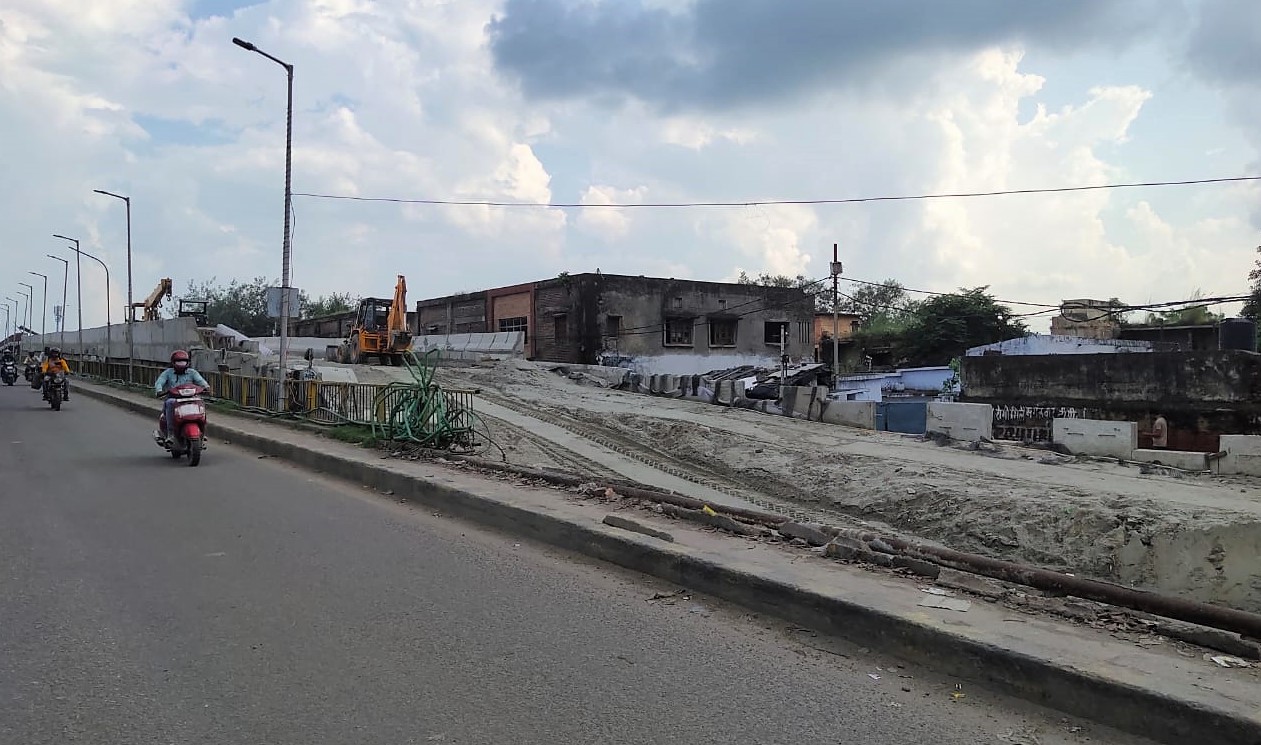 After shifting the temple, the work of building the ramp of the bridge ...