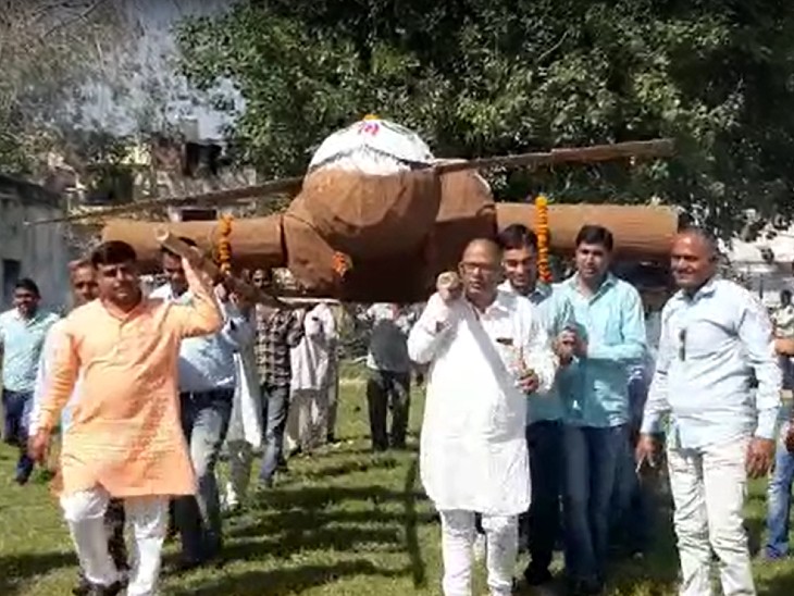 8 feet Ravan is being prepared from cow dung, there will be no ...