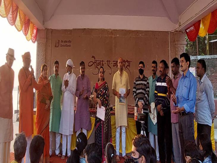 Saptarishis and Rishi Kanyas recited Vedic chants in Varanasi ...